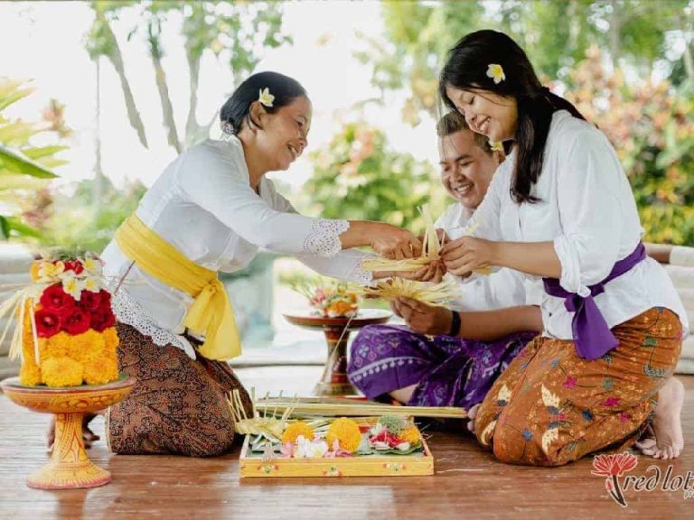 Balinese Canang Sari: Meaning & Ritual Offering in Ubud - Ubud Villas ...